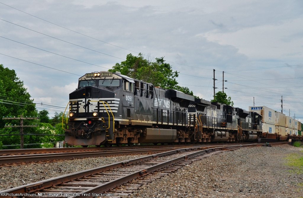 NS 8091 heads west.